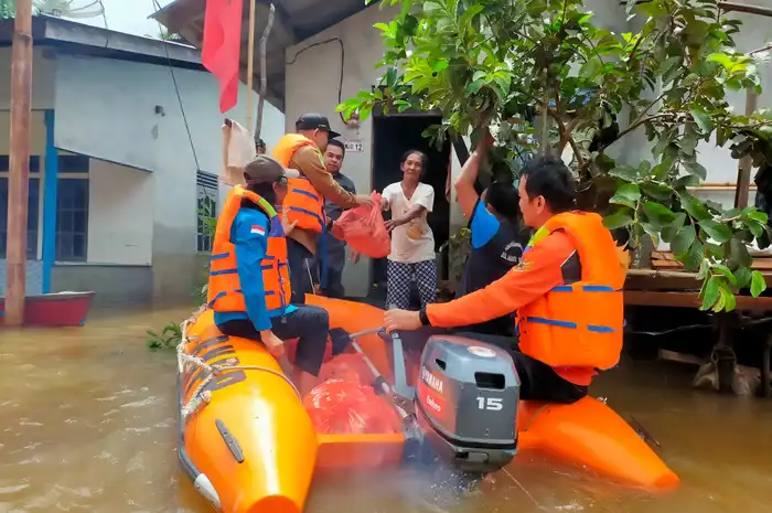 Pj Bupati Landak Tinjau Korban Banjir di Nahaya dan Pak Mayam, Sekaligus Menyerahkan Bantuan ...