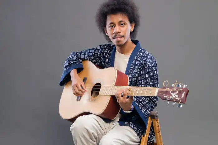 Lirik 'Lesung Pipi' Raim Laode, Soundtrack Film Komang yang Trending ...