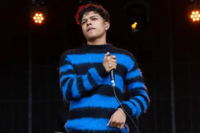 Lirik Lagu 'Blue' - Kamal, dengan Terjemahan - Sonora.id