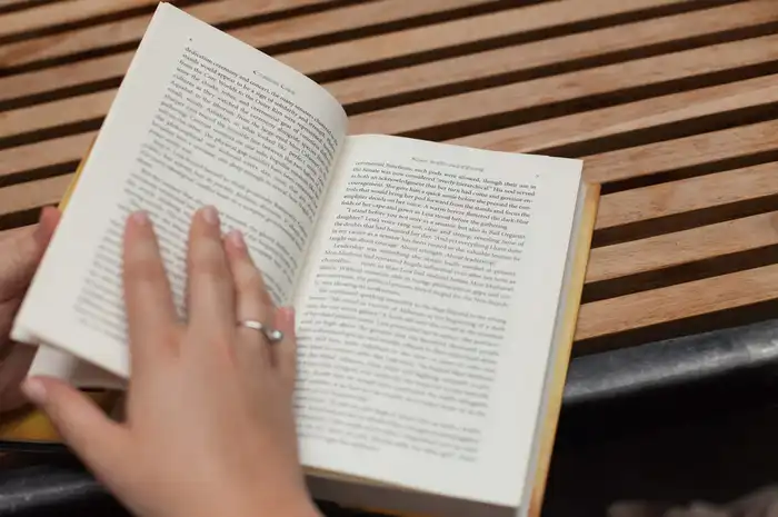 Contoh Kritik dan Esai, Materi Bahasa Indonesia Kelas 12 SMA - Sonora.id