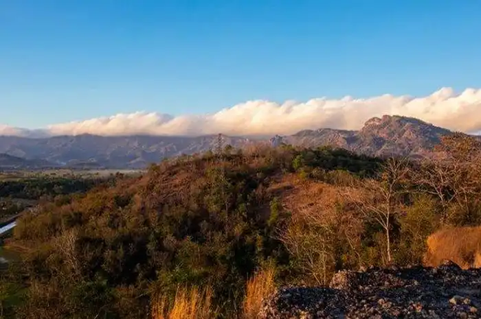 Pesona Keindahan Sunrise yang Memukau di Gunung Pegat Sukoharjo - Sonora.id