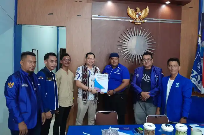 Disambut Pengurus Inti DPD PAN Kota Pontianak, Kristian Ambil Berkas ...
