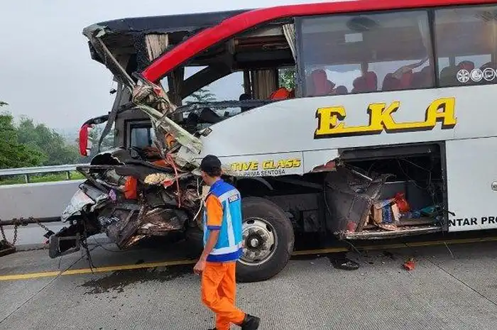 Tabrakan Maut Bus Eka Vs Truk di Tol Solo-Kertosono, 1 Penumpang Tewas - Sonora.id