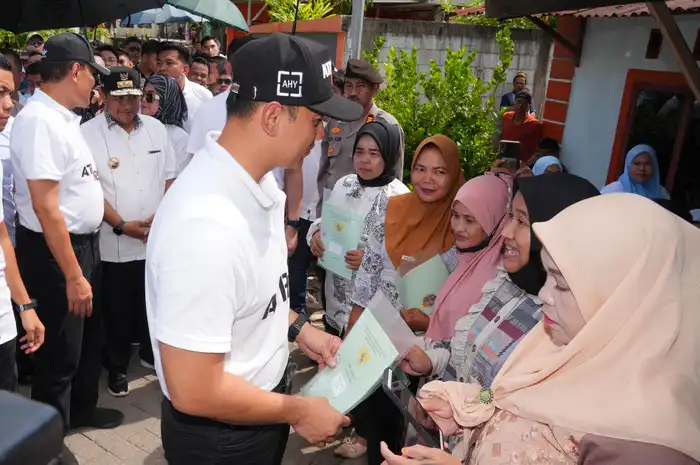 Beri Kepastian Hukum, Menteri AHY Serahkan 50 Sertifikat PTSL Untuk Warga Gowa - Sonora.id