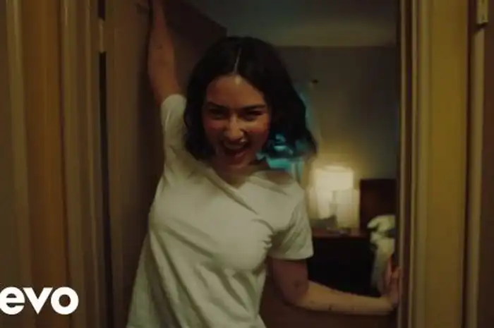 Berikut Lirik Lagu 'Risk' yang Dinyanyikan oleh Gracie Abrams - Sonora.id