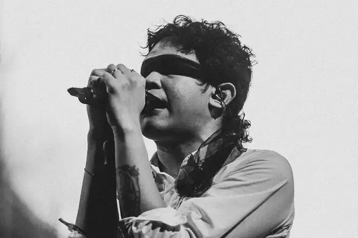 Lirik Lagu 'Bayangkan Jika Kita Tidak Menyerah' - Hindia - Sonora.id