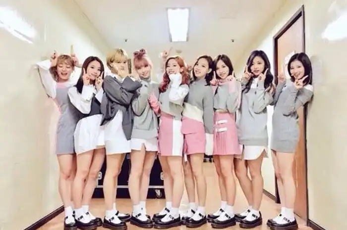 Lirik Lagu 'Look At Me' - TWICE dengan Terjemahan, Viral di TikTok ...