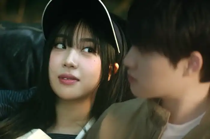 Lirik dan Terjemahan Lagu Small Girl - Lee Youngji ft Doh Kyung Soo (D.O) - Sonora.id