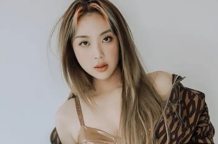 Lirik dan Terjemahan Lagu ADHD Milik Lee Youngji feat Jambino - Sonora.id