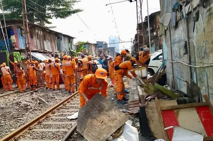 Tingkatkan Keselamatan Perjalanan KA, KAI Daop 1 Jakarta Lakukan Bersih Lintas dan Edukasi ...