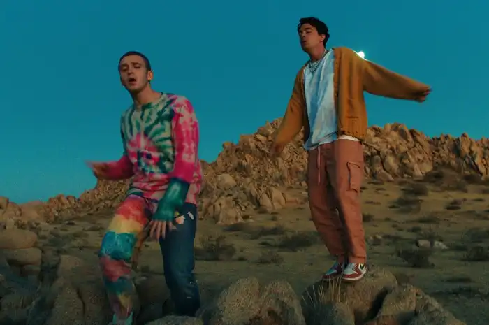 Makna Lagu Mean It - Lauv & LANY, Jangan Sampai Relate, ya! - Sonora.id