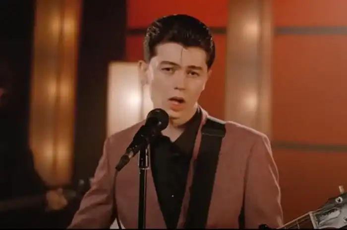 Lirik Lagu dan Terjemahan 'I Think They Call This Love' - Elliot James ...