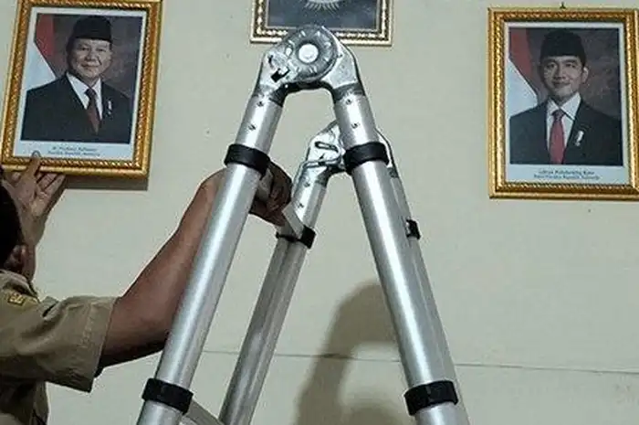 Pemasangan Foto Prabowo-Gibran di Karanganyar, Proses Tak Serentak ...