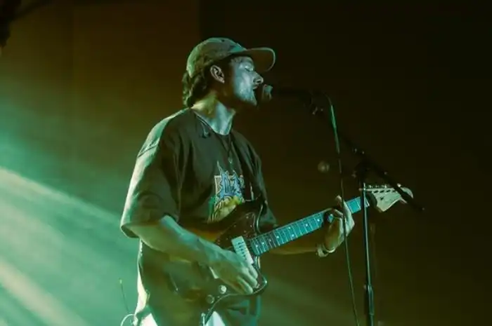 Lirik Lagu October Eyes - Alt Bloom, Lengkap dengan Terjemahan - Sonora.id