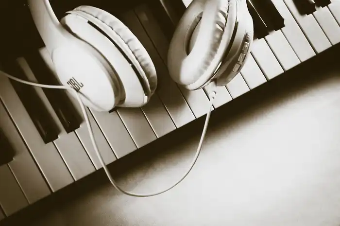 Lirik dan Terjemahan Lagu 'Blue' Yung Kai - Sonora.id