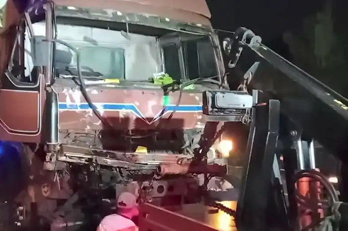 Dugaan Rem Blong, Truk Tronton Menabrak Truk Boks di Ceper Klaten - Sonora.id