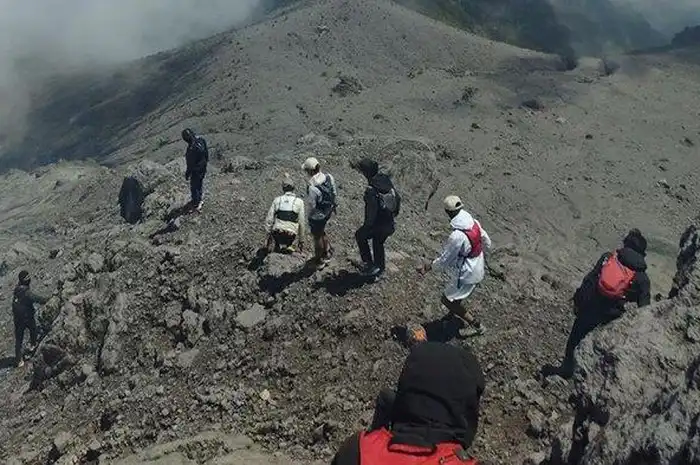 Gunung Merapi Siaga, Pendaki Ilegal Gunakan Jalan Tikus di Boyolali ...