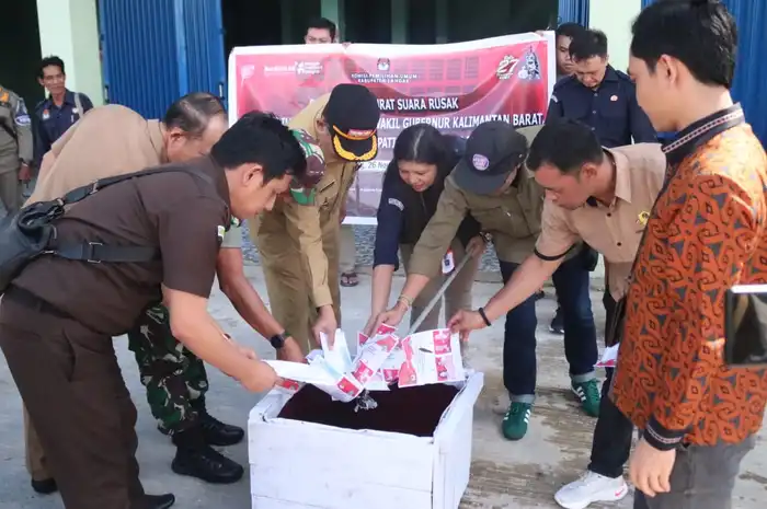 Gutmen Hadiri Pemusnahan Surat Suara Rusak Pilkada 2024 - Sonora.id