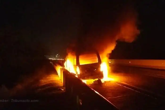 Mobil Pedagang Baju Terbakar di Tol Boyolali, Pemilik Rugi Rp150 Juta - Sonora.id