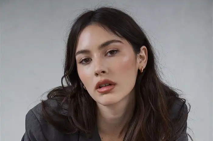 Lirik Lagu 'That's So True' - Gracie Abrams, Lengkap dengan Terjemahan ...