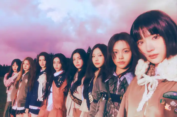 Lirik Lagu 'The Chase' – Hearts2Hearts, Lengkap dengan Terjemahannya - Sonora.id