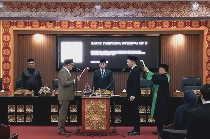 Rapat Paripurna Istimewa DPRD Kota Palembang: Muhammad Arnisto Boling Panggarbesi Resmi Dilantik ...