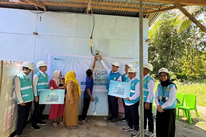 Light Up The Dream: Wujudkan Ramadan Terang, PLN UP3 Gorontalo Salurkan Bantuang Pasang Listrik ...