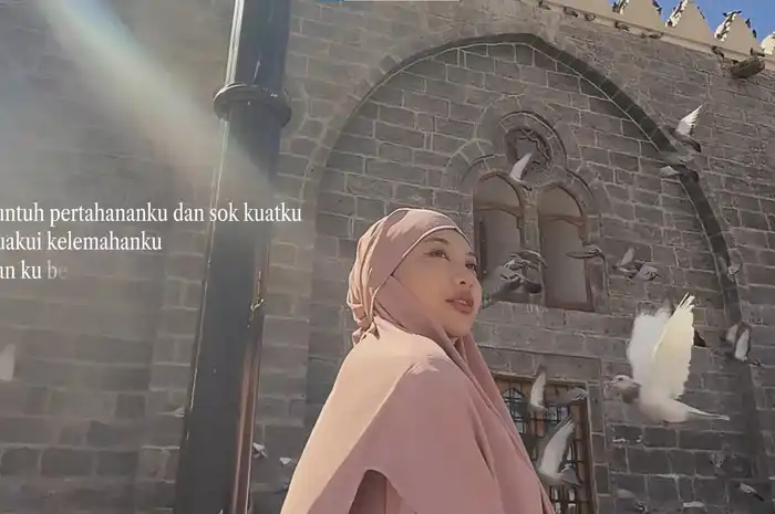 Lirik Lagu Melangitkanmu - Ghea Indrawari: Segala Puja-puji Melangitkan ...