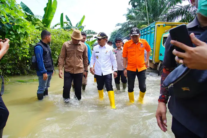 Wabup Rohman Tinjau dan Temui Korban Banjir di Tungkal Jaya - Sonora.id