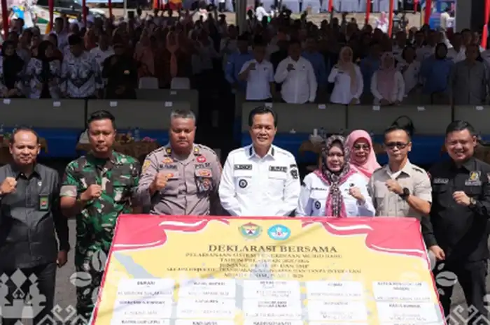 Bupati Edison Luncurkan Program Seragam Gratis Bagi Siswa SD dan SMP se-Kabupaten Muara Enim ...