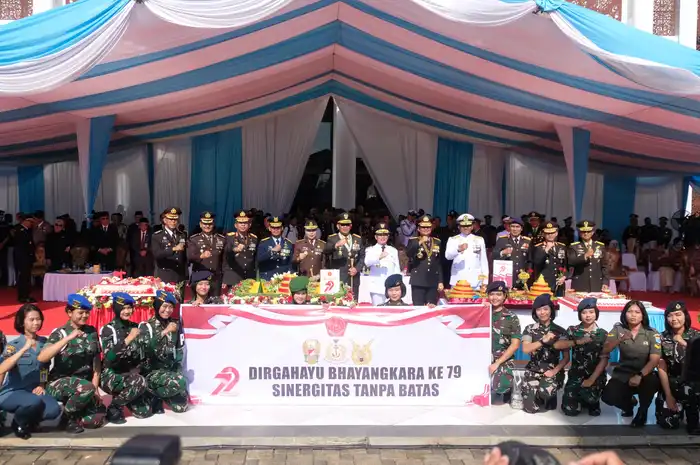 Meriah dan Khidmat, Polda Kalbar Gelar Upacara HUT Bhayangkara ke-79 di Kantor Gubernur ...