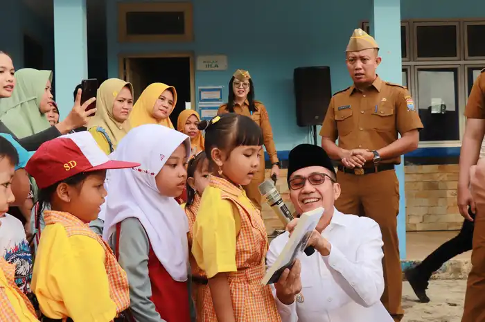 Serentak! Wali Kota, Wawako, dan Sekda Palembang Bagikan Seragam Gratis untuk Siswa SD dan SMP ...