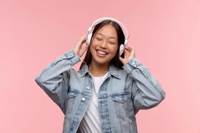Lirik Lagu 'Zhi Shi Tai Ai Ni' – Hins Cheung, dengan Terjemahannya ...
