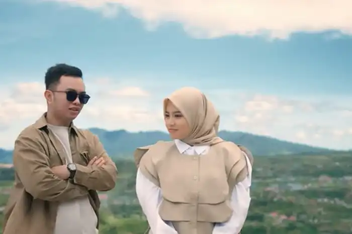 Lirik Lagu Cinta Dari Seberang - Yaya Nadila ft. Zinidin Zidan - Sonora.id