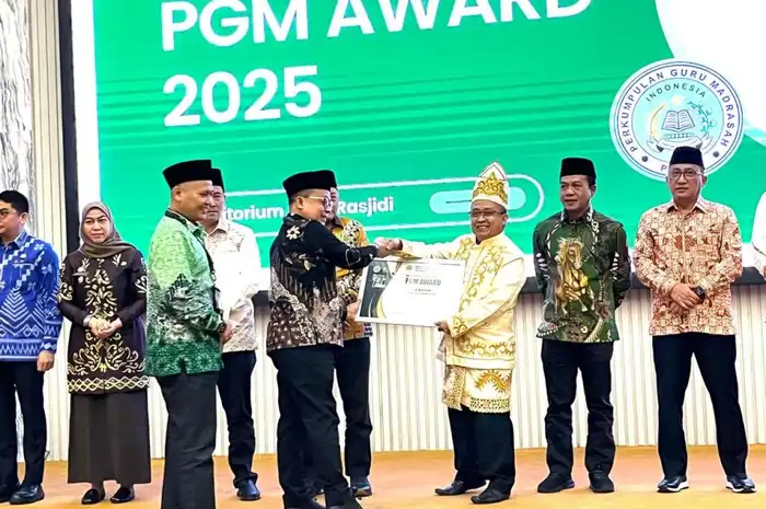Dinilai Berhasil Majukan Pendidikan Madrasah, Gubernur Kalsel Terima PGM Award 2025 - Sonora.id