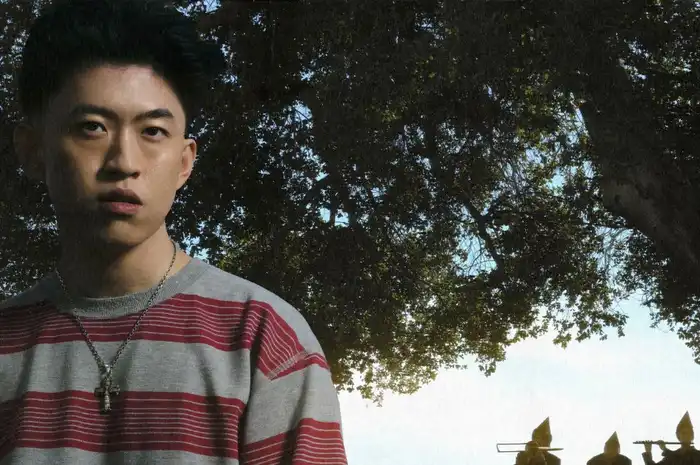 Lirik Lagu 'Senja' - Rich Brian dan Terjemahan - Sonora.id