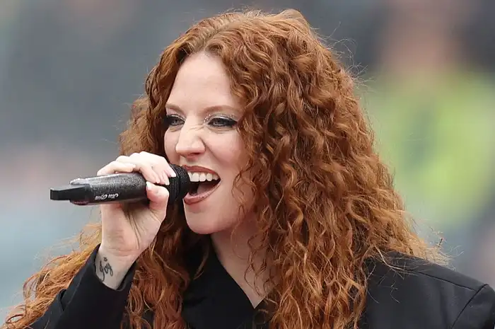 Lirik Lagu dan Terjemahan Hold My Hand - Jess Glynne, Viral di TikTok ...