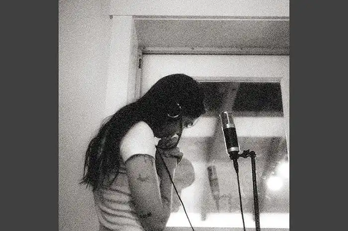 Lirik Lagu 'Spring Into Summer' oleh Lizzy McAlpine dan Terjemahannya ...