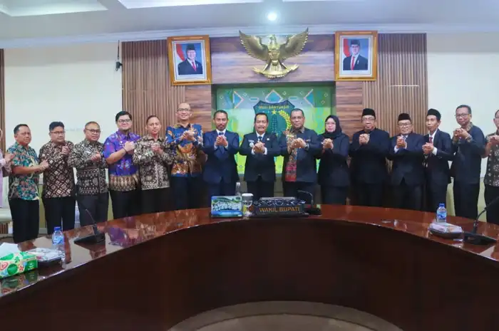 Wabup Rohman Tekankan Profesionalisme Saat Serahkan SK Direksi Tirta ...
