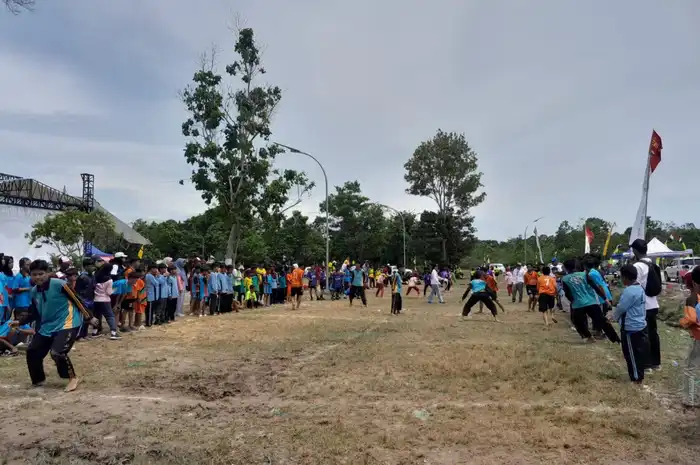 Permainan Tradisional Warnai Festival Budaya Belian Adat Paser Nondoi ...