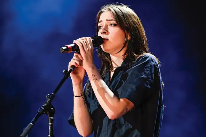 Lirik Lagu Staying - Lizzy McAlpine dengan Terjemahan dan Maknanya ...