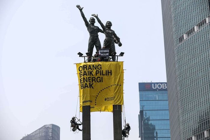 Tuntutan Greenpeace yang Pasang Spanduk di Monumen Bundaran HI - Sonora.id
