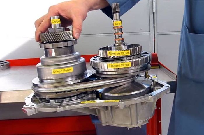 Bahaya! Ini Akibat Sering Menahan Gas Pada Motor Matic saat Berhenti ...