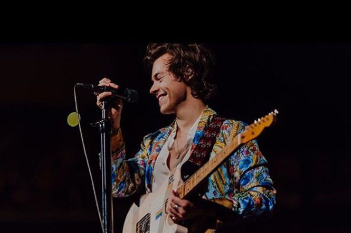 Lirik Lagu 'She' – Harry Styles, Lengkap dengan Terjemahannya - Sonora.id
