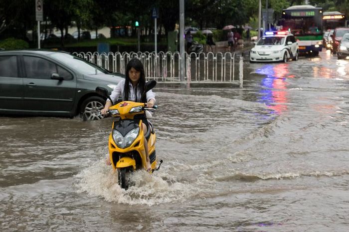 Berikut Cara Mengatasi Motor Matic Yang Mogok Akibat Menerjang Banjir - Sonora.id