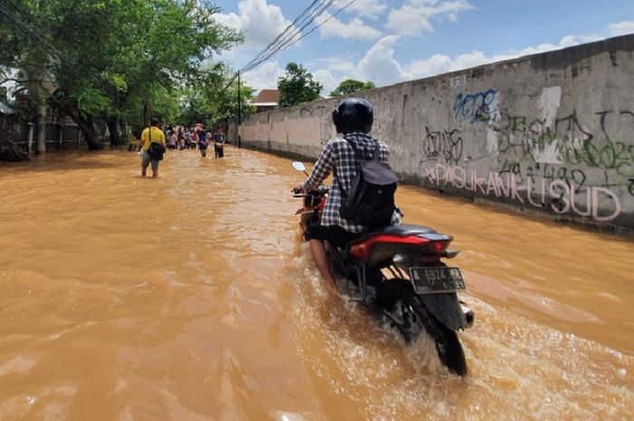 Jangan Sembarangan, Ini Cara Nyalakan Motor Mogok Pasca Banjir - Sonora.id