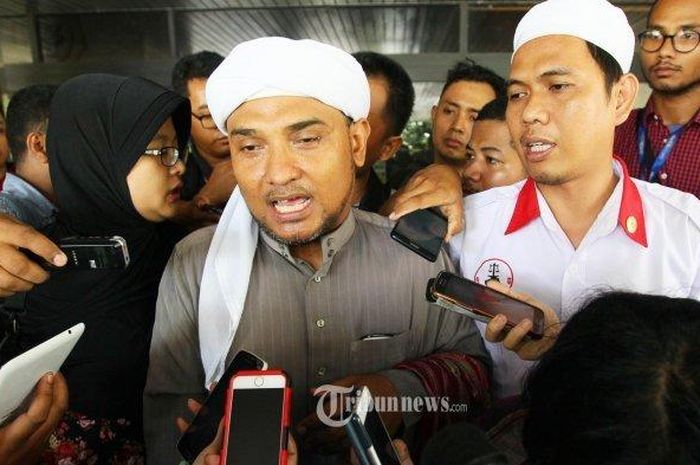 Minta Jokowi yang Tanggung Jawab Soal Banjir, Novel: Buzzer Bayaran ...