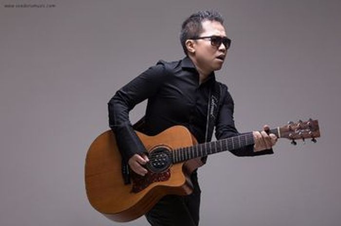 Rilis Lagu Baru, Ini Lirik Lagu 'Jadilah Cinta' Milik Sandhy Sandoro ...