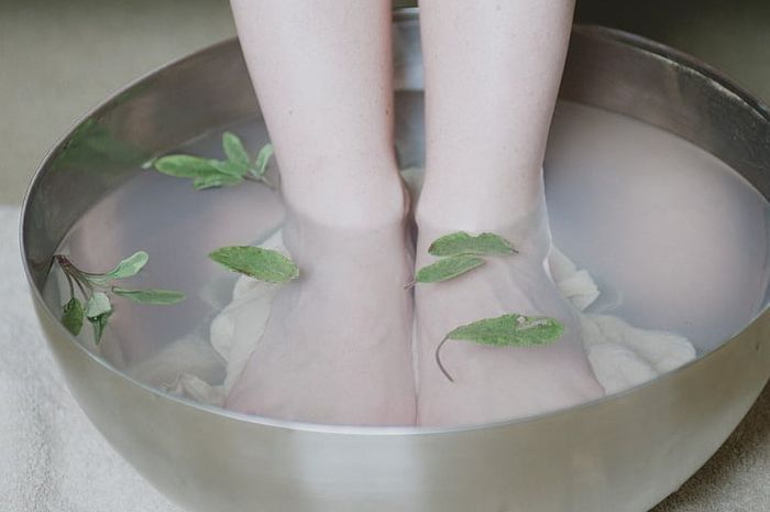 Rendam Kaki Pakai Air Hangat dan Garam Ternyata Banyak Khasiatnya, Yuk ...