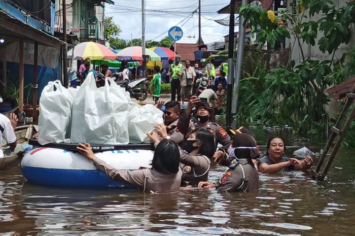 Polres Melawi Salurkan Bantuan untuk Korban yang Terdampak Banjir - Sonora.id